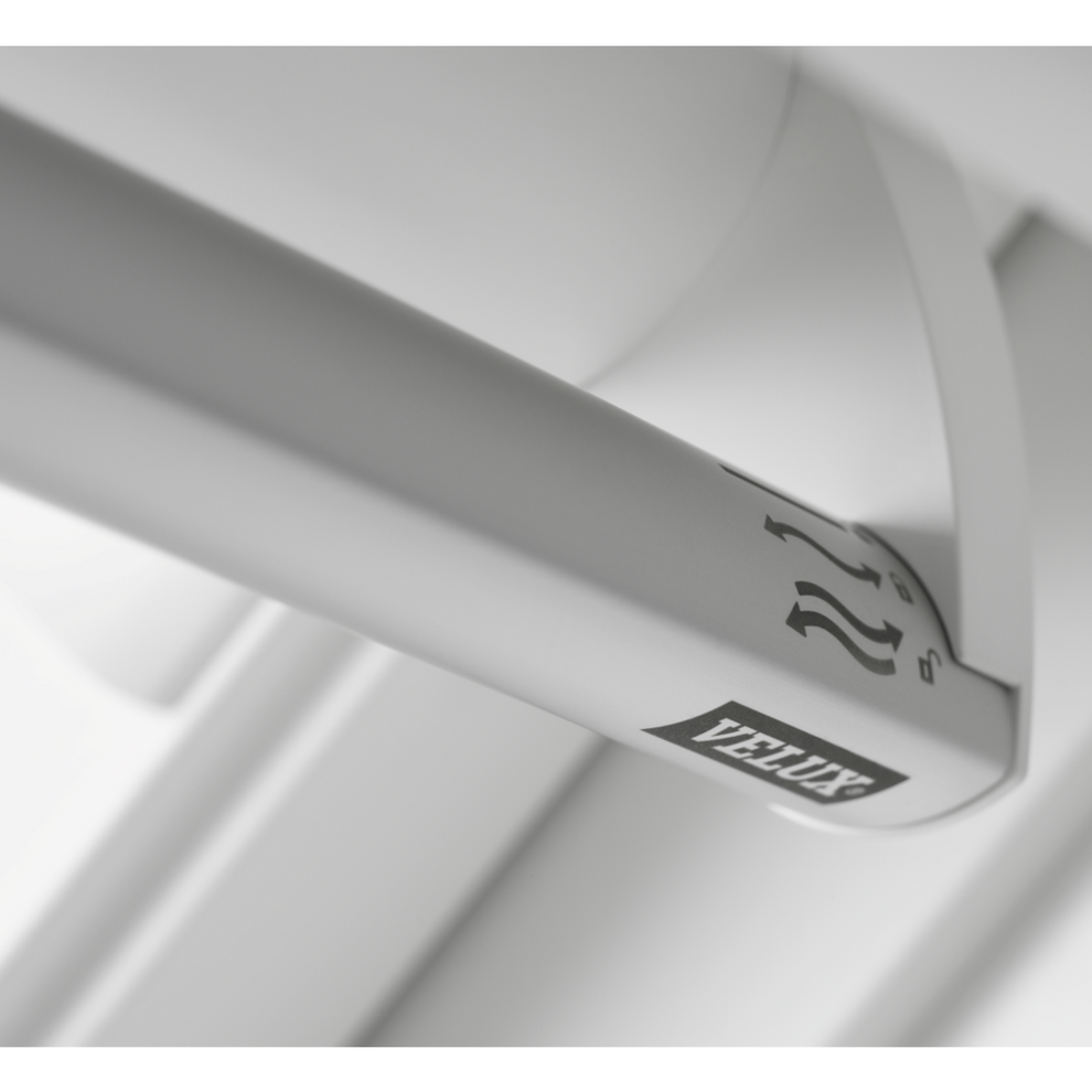 VELUX GGL UK10 2068 White Painted Centre-Pivot Window (134 x 160 cm)